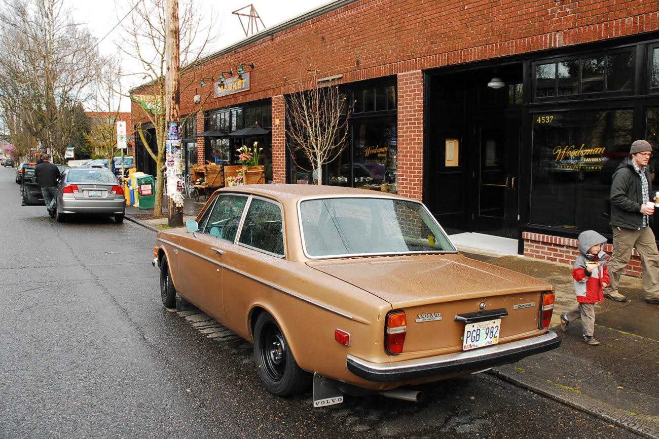 OLD PARKED CARS.: 1971 Volvo 142E.