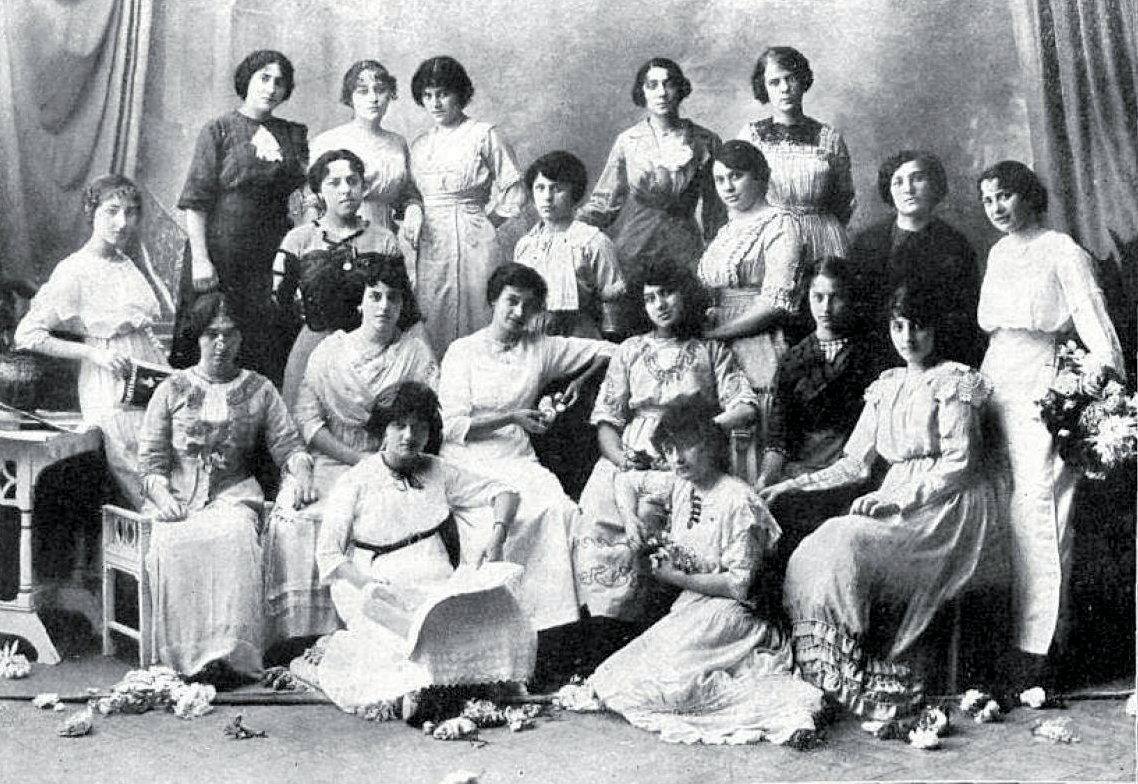 Las 19 maestras que se graduaron en Buenos Aires, en 1912. Egresadas ...