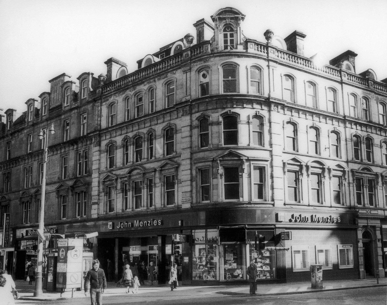 RETRO DUNDEE: JOHN MENZIES - MURRAYGATE CORNER - 1982