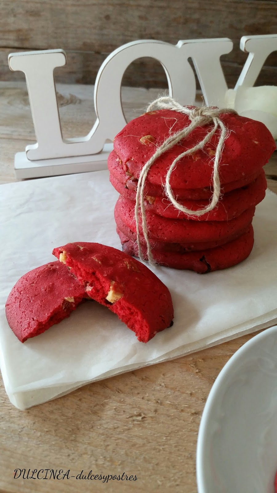 "COOKIES ROJAS CON GOTAS DE CHOCOLATE BLANCO"