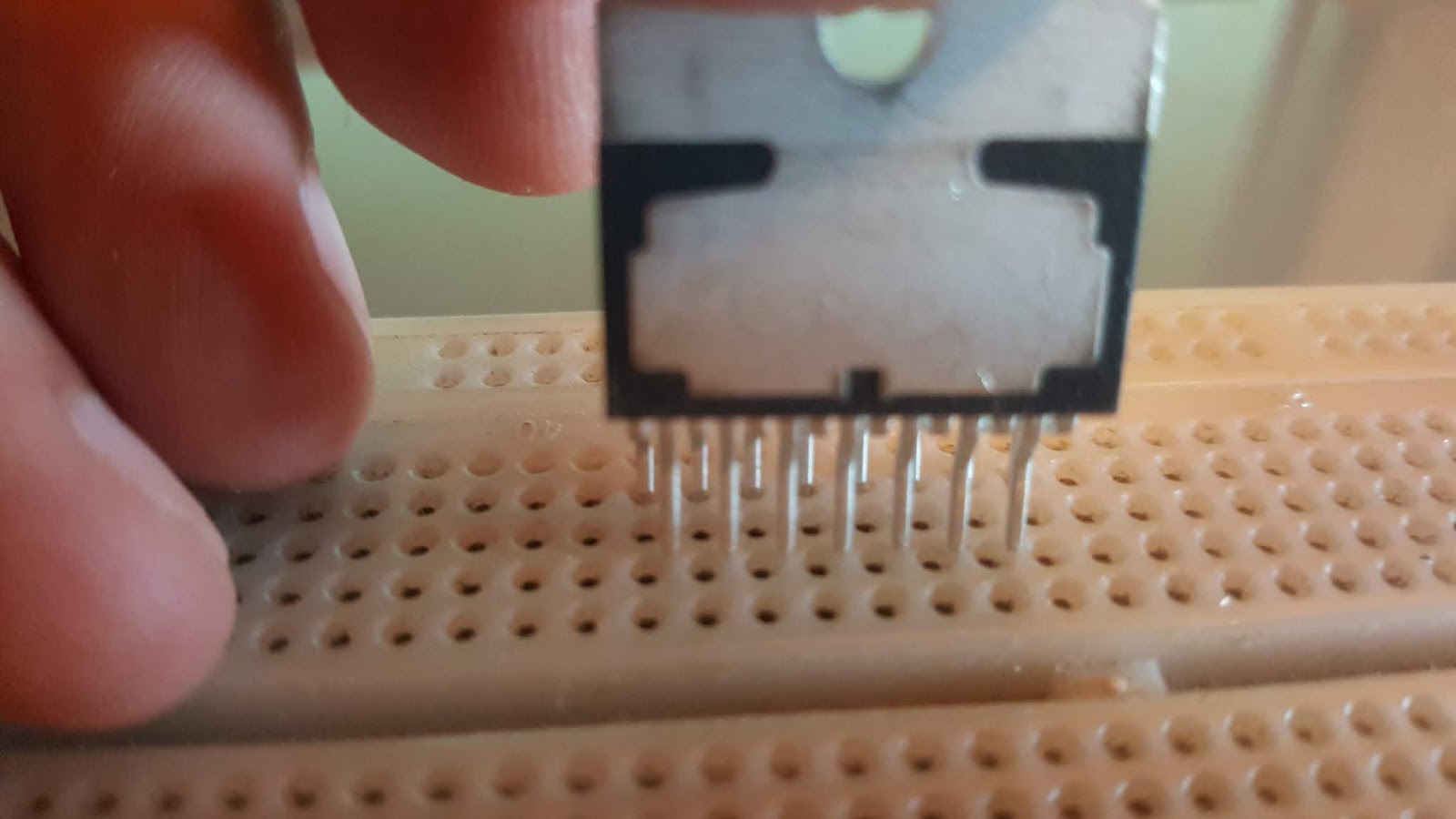 Integrisana kola za kontrolu i pobudu DC motor