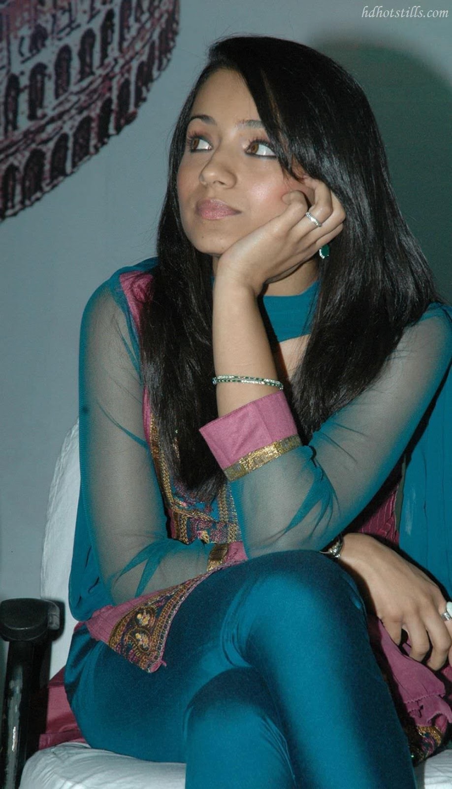 Trisha Cute Smiling Photos and Stills - Indian Actress Wallpapers ...