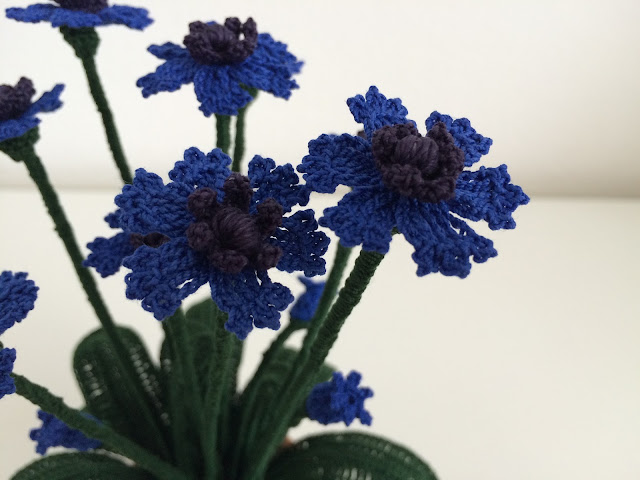 How to crochet a Cornflower