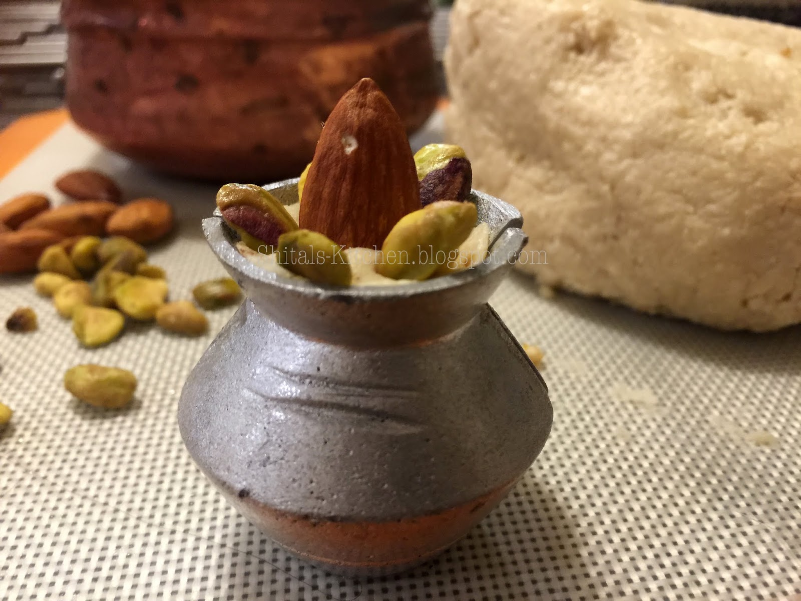 Shital's-Kitchen: Kaju Kalash