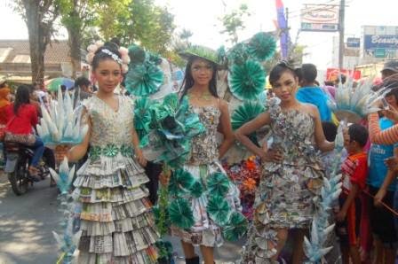 Gaun Daur Ulang Limbah Nan Cantik Hiasi Carnaval HUT RI