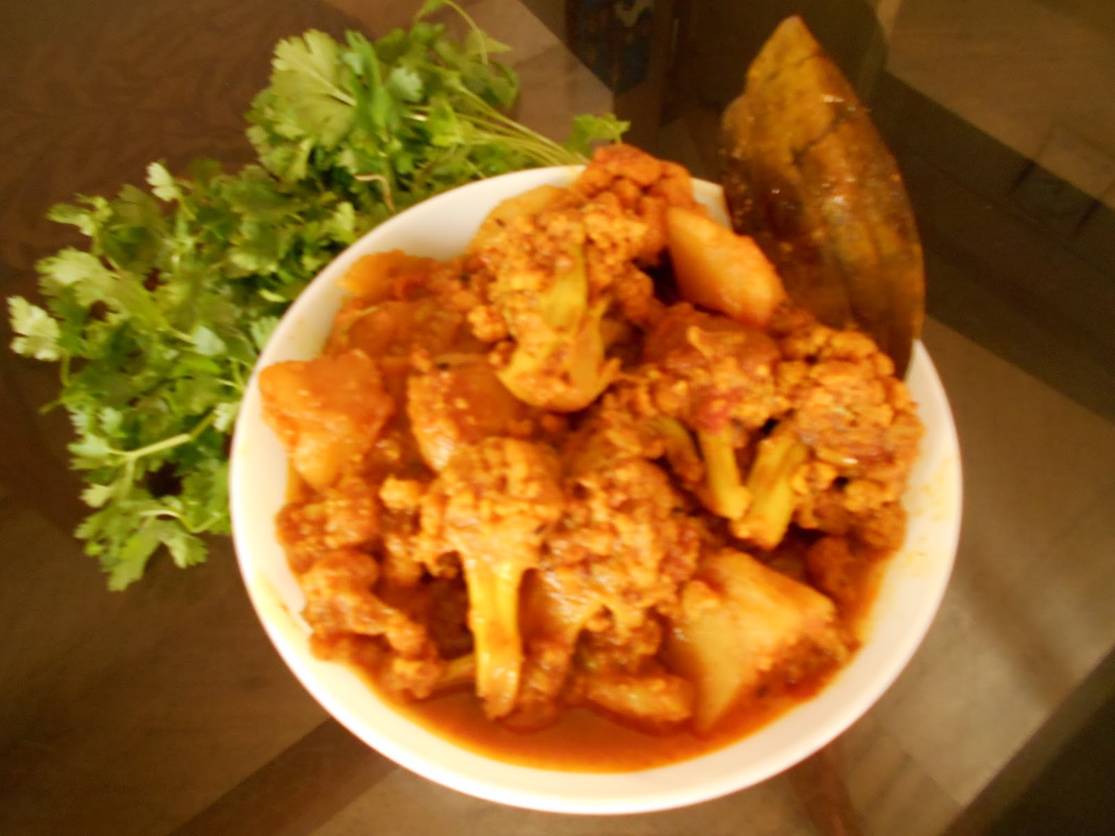 Paramita's Kitchen: Aloo Phul Gobi Ki Sabji / Alu - Phulkopir Tarkari ...