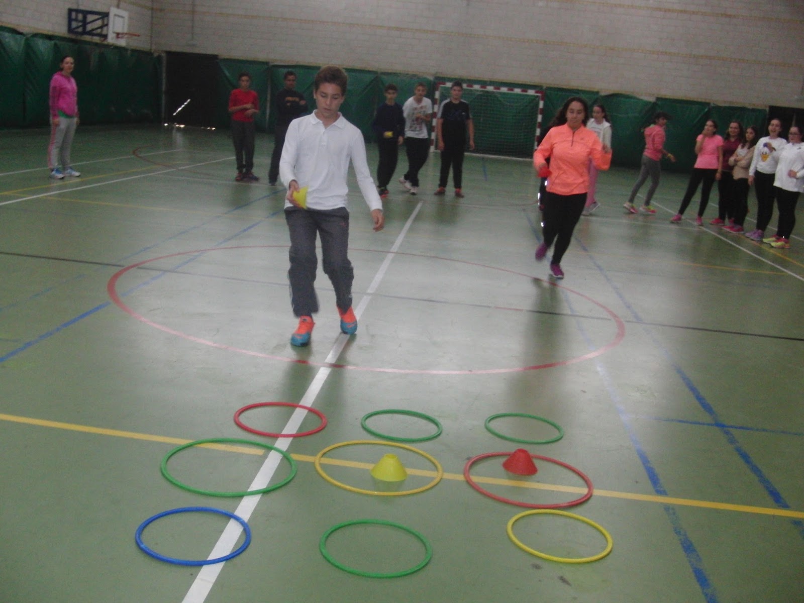 EDUCACIÓN FÍSICA: JUEGO TRES EN RAYA EDUCACIÓN FÍSICA: JUEGO TRES EN RAYA