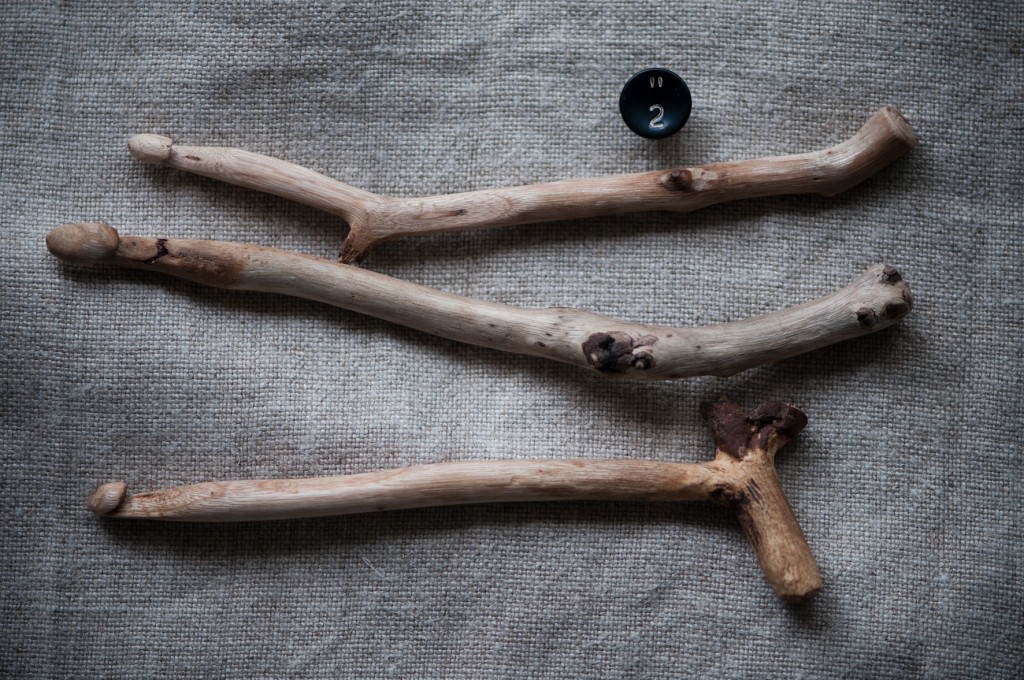 Las Teje y Maneje: CROCHET HOOKS FROM WOODEN STICKS