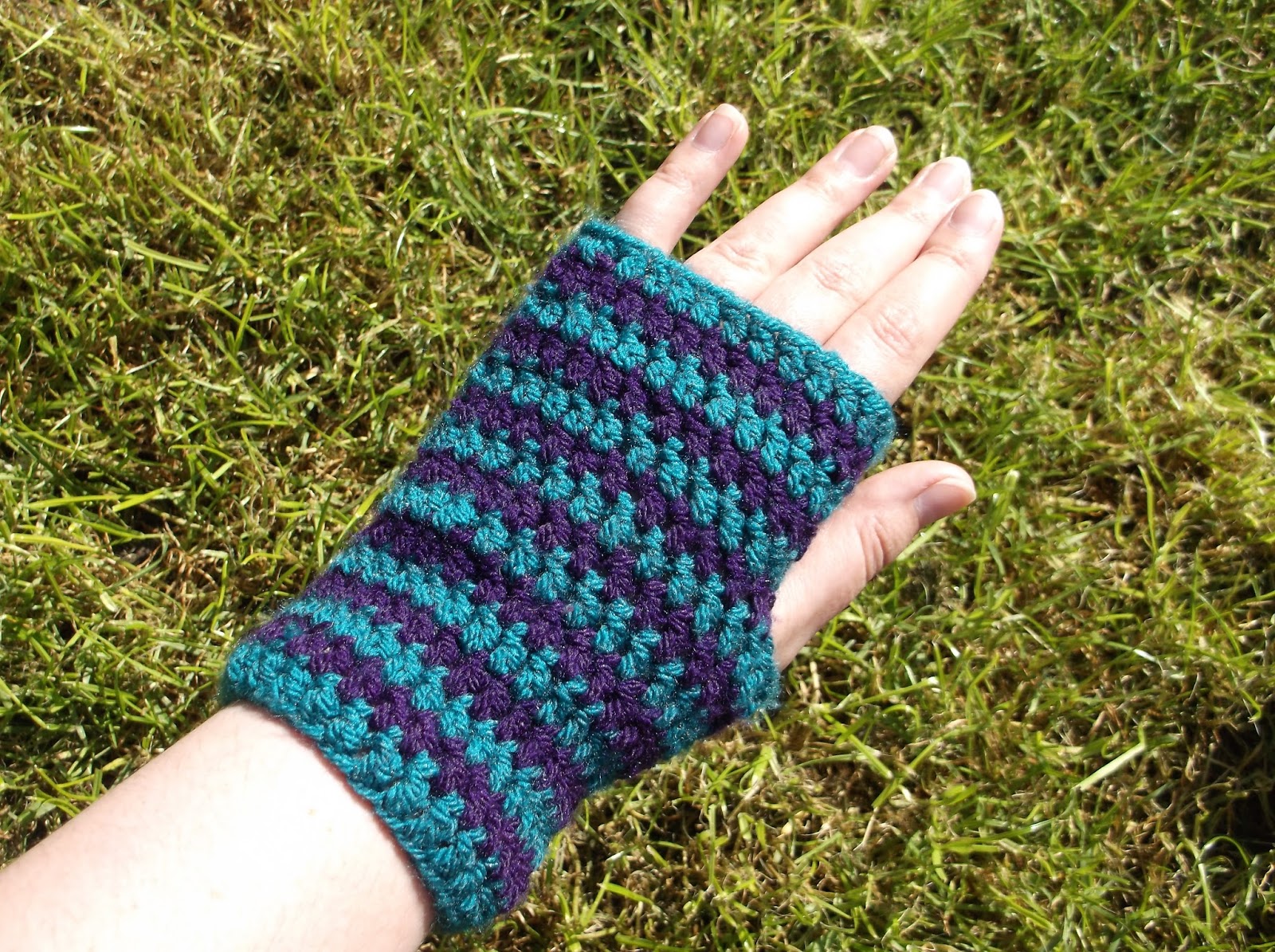 Planet Yarn: Super Simple Fingerless Mitts