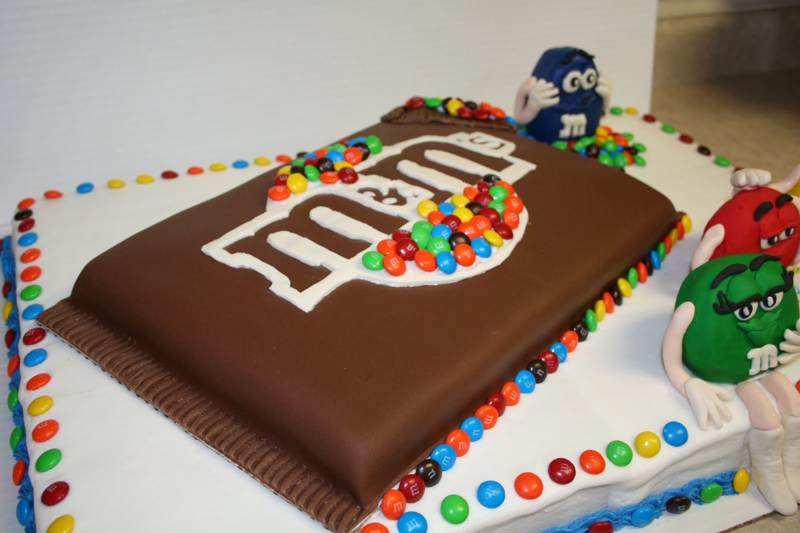 Michele Robinson Cakes: M&M Cake
