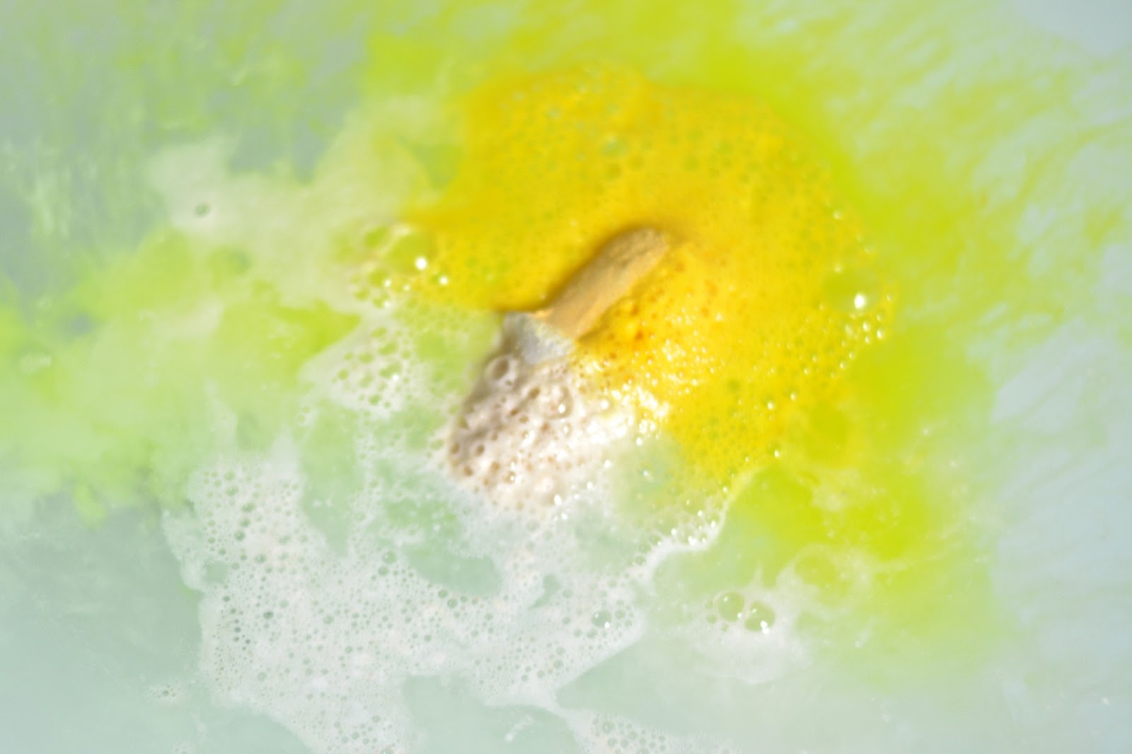 Feathers and Brushes en français: Journal Lush #20 | Cyanide Pill