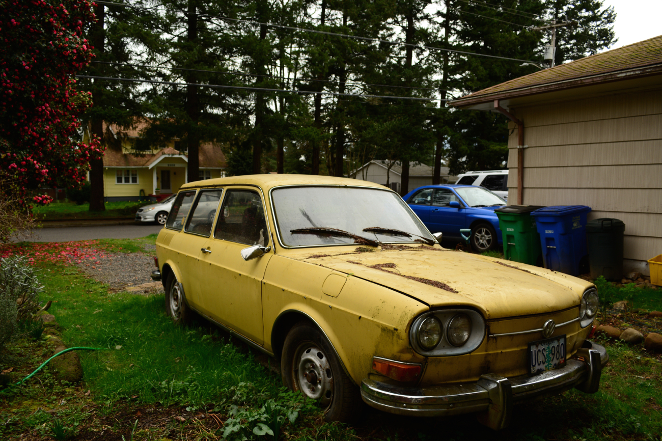 OLD PARKED CARS.: 1971 Volkswagen 411 Estate.