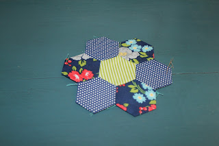 A Bushel and A Peck : Hexi-Flowers Quilt