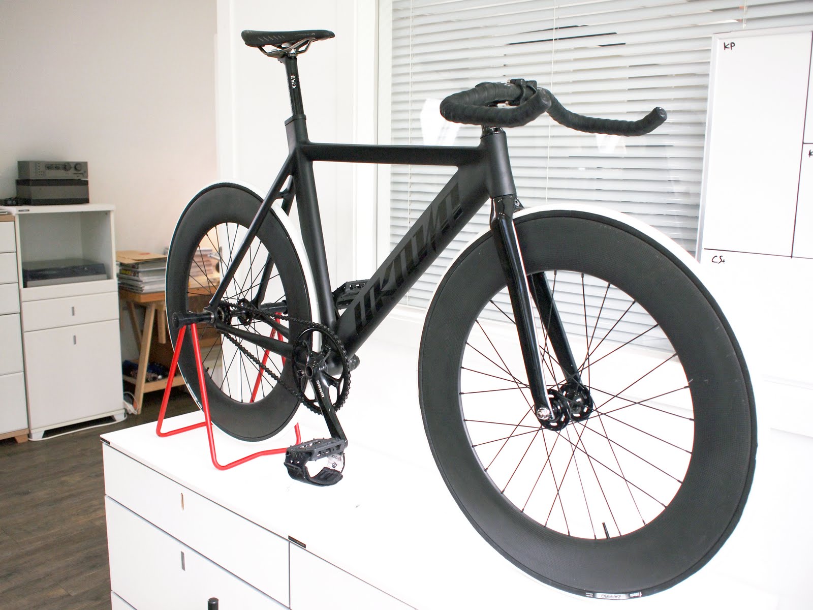nico's flying bikes: UNKNOWN LV X3 + UNKNOWN 88mm Carbon wheelset
