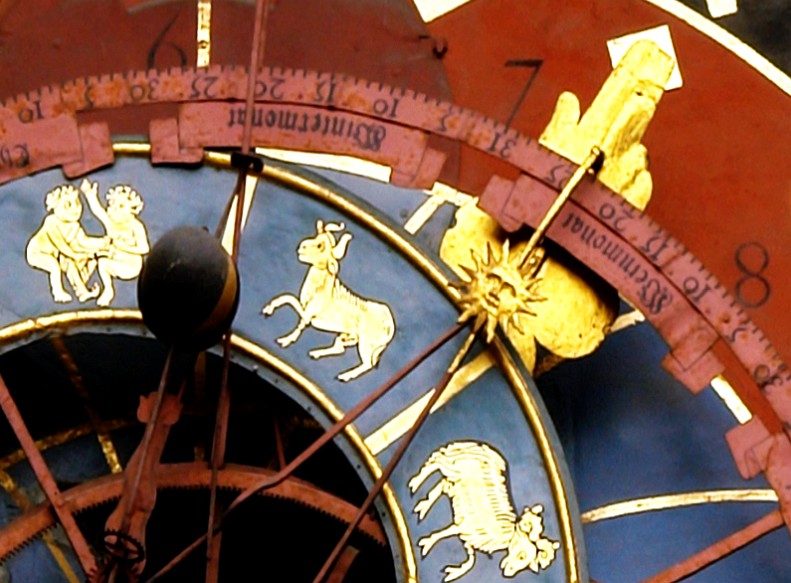 Haiku-like: Einstein's Clocks and Thought Experiments