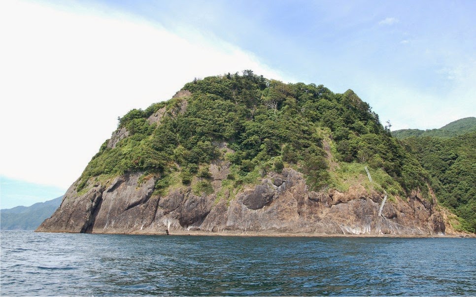 小谷石伝説: 矢越岬の正面 -Front of the Yagoshi Cape-