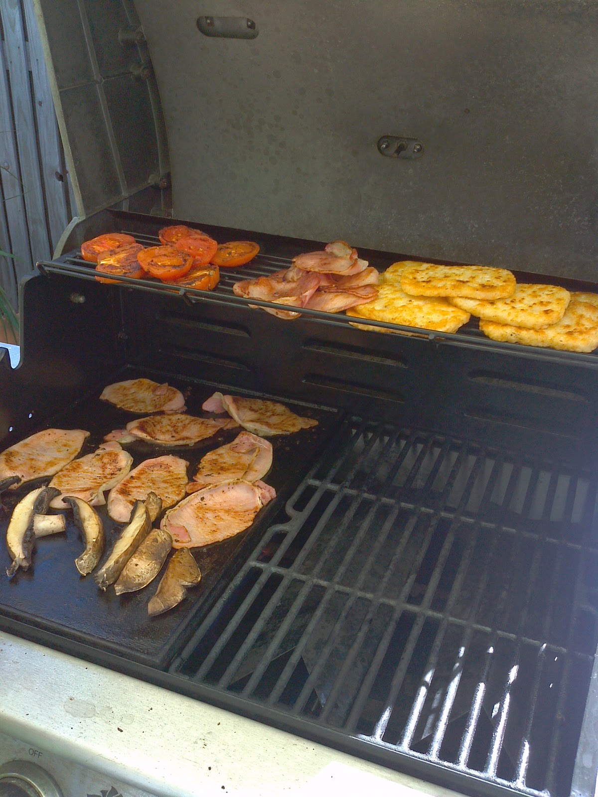 Cafe Disarray: Barbecue breakfast and curried sausages