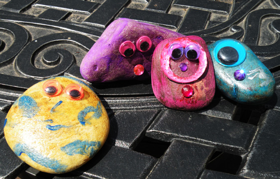 glitter, pompoms, and sticky fingers: Day 1: Pet Rocks