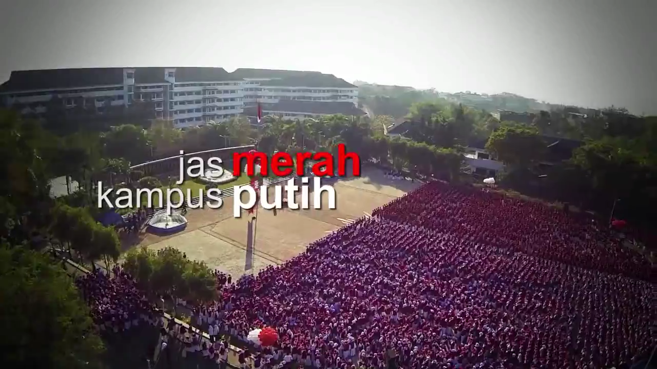 Ayunna Nadilla Hafizhah: KAMPUS PUTIH, JAS MERAH.