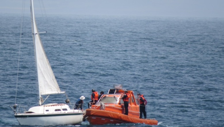 La Armada rescata un velero que quedó a la deriva tras agotarse ...