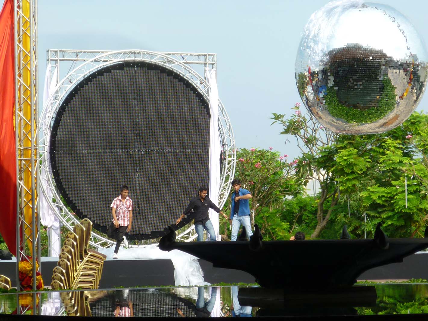 Entertainer: Round Stage Screen