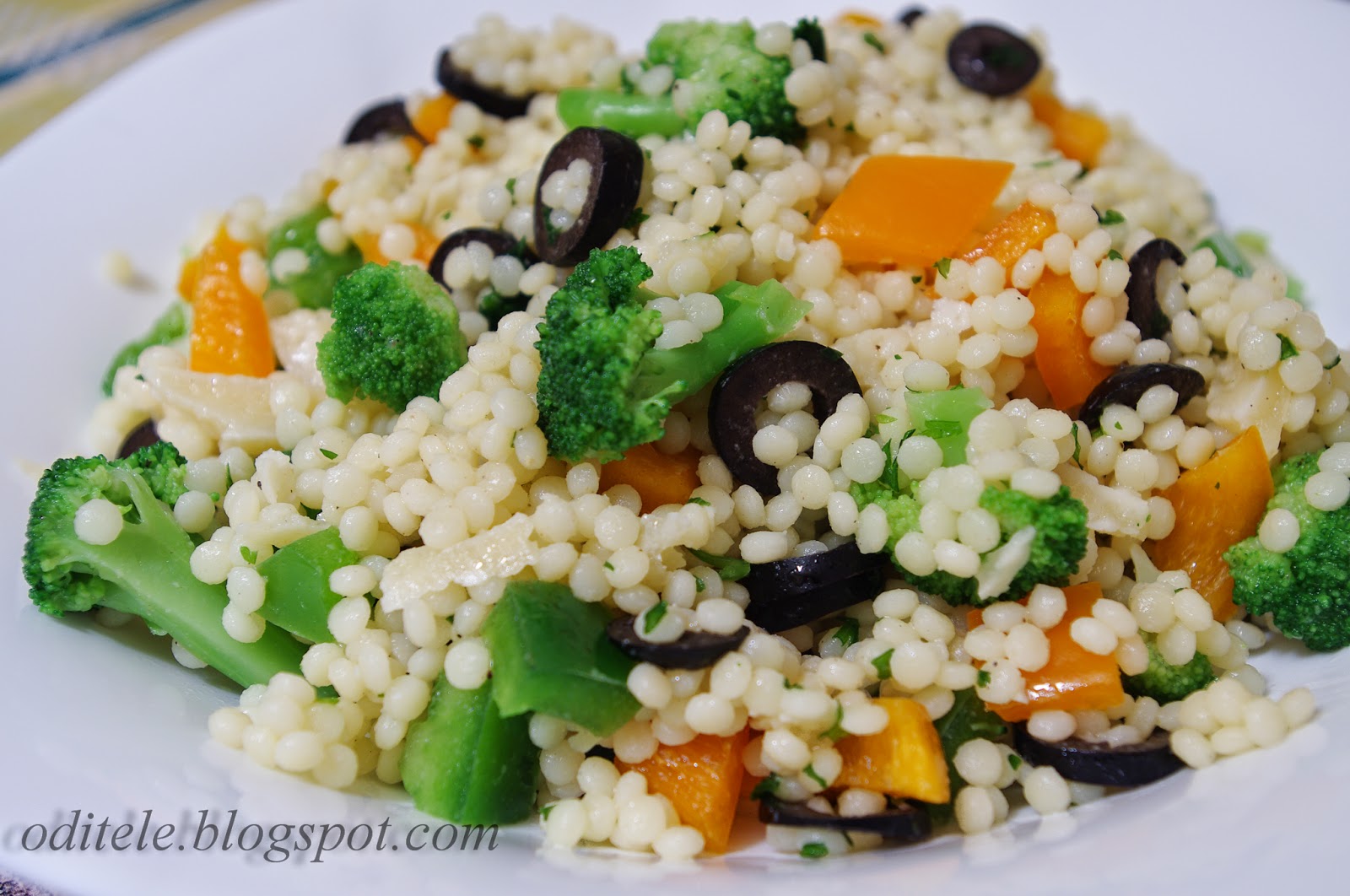 Oditėlės blogas: PERLINIO KUSKUSO SALOTOS SU DARŽOVĖMIS IR DŽIUGO SŪRIU