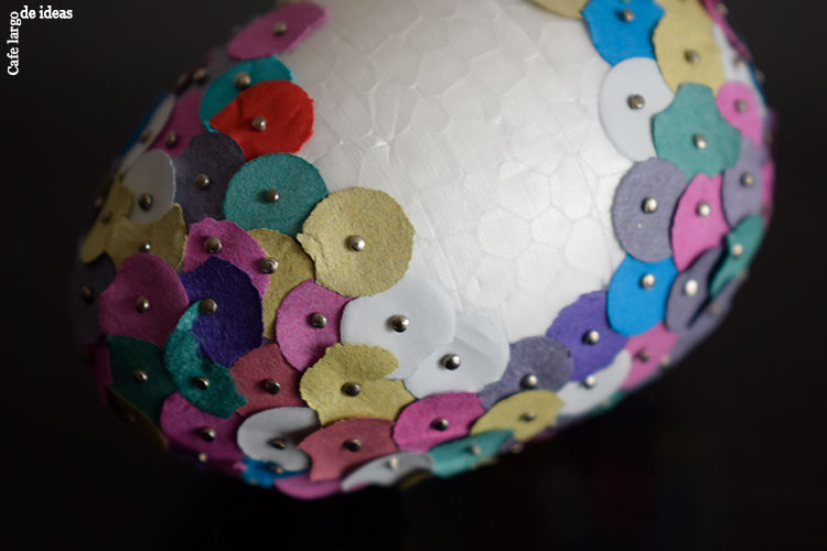 Huevos de Pascua de poliespán decorados con confetti | Café largo de ...