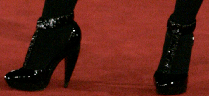 Celebrity Legs And Feet In Tights Mena Suvari`s Legs And Feet In Tights 2 0436