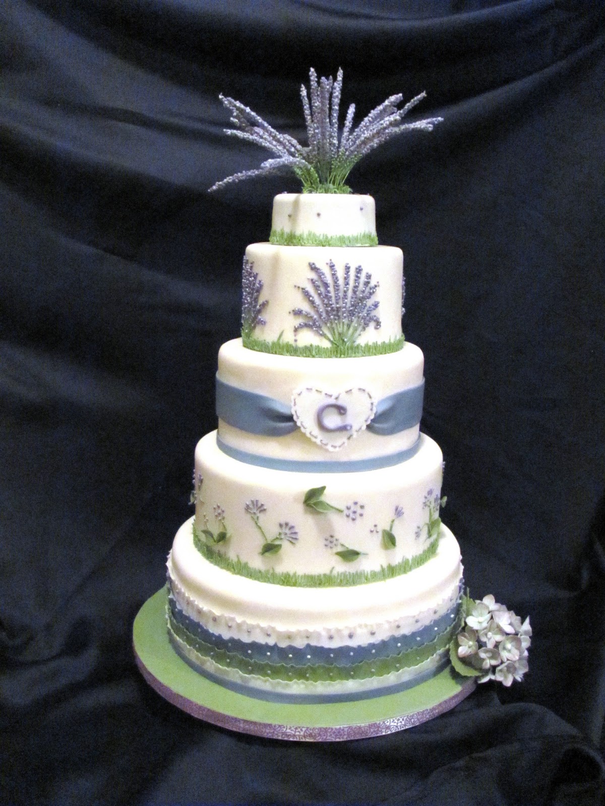 Beautifully Embellished Cakes: The Competition Cakes