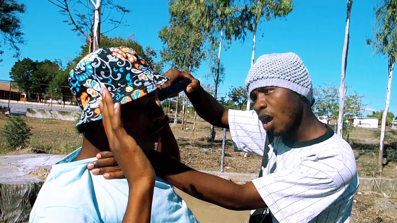 Com poucos recursos, jovens produzem um filme “Zona Quente” em Chokwé ...