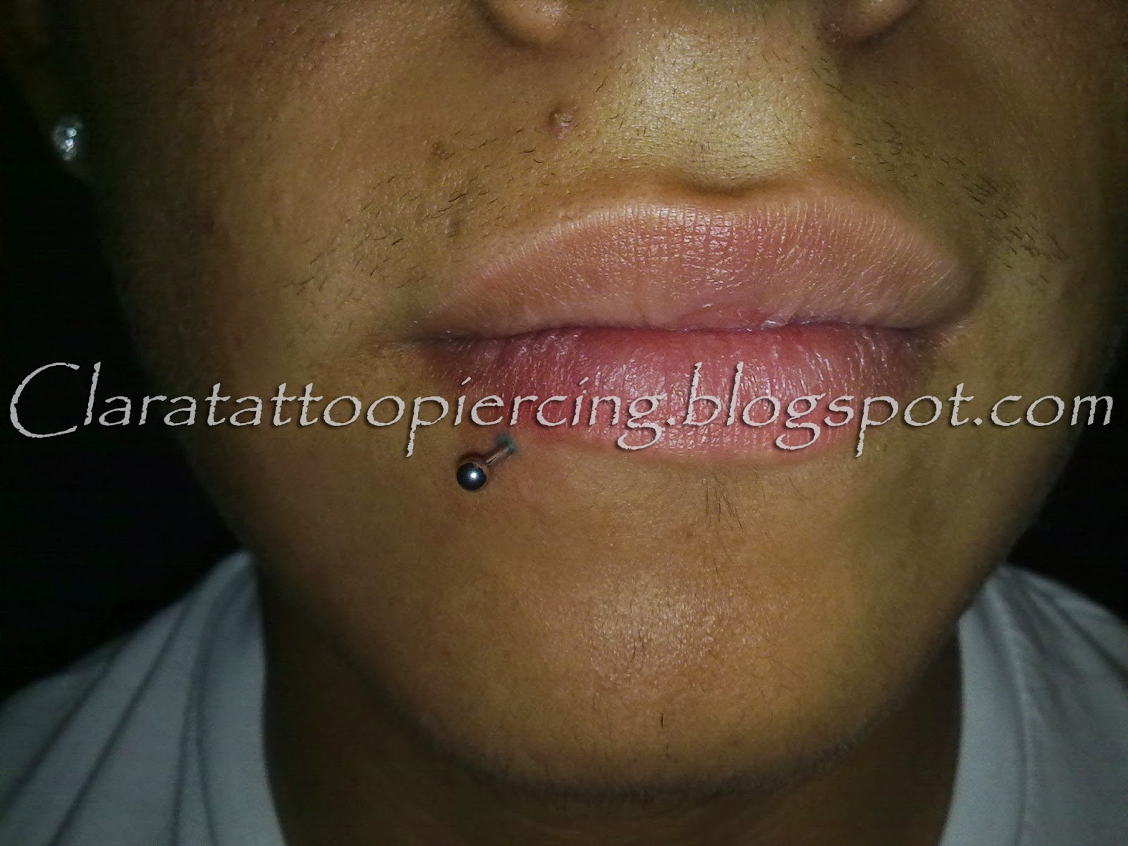 Clara Tattoo - Piercing: - Piercing labio inferior derecho.