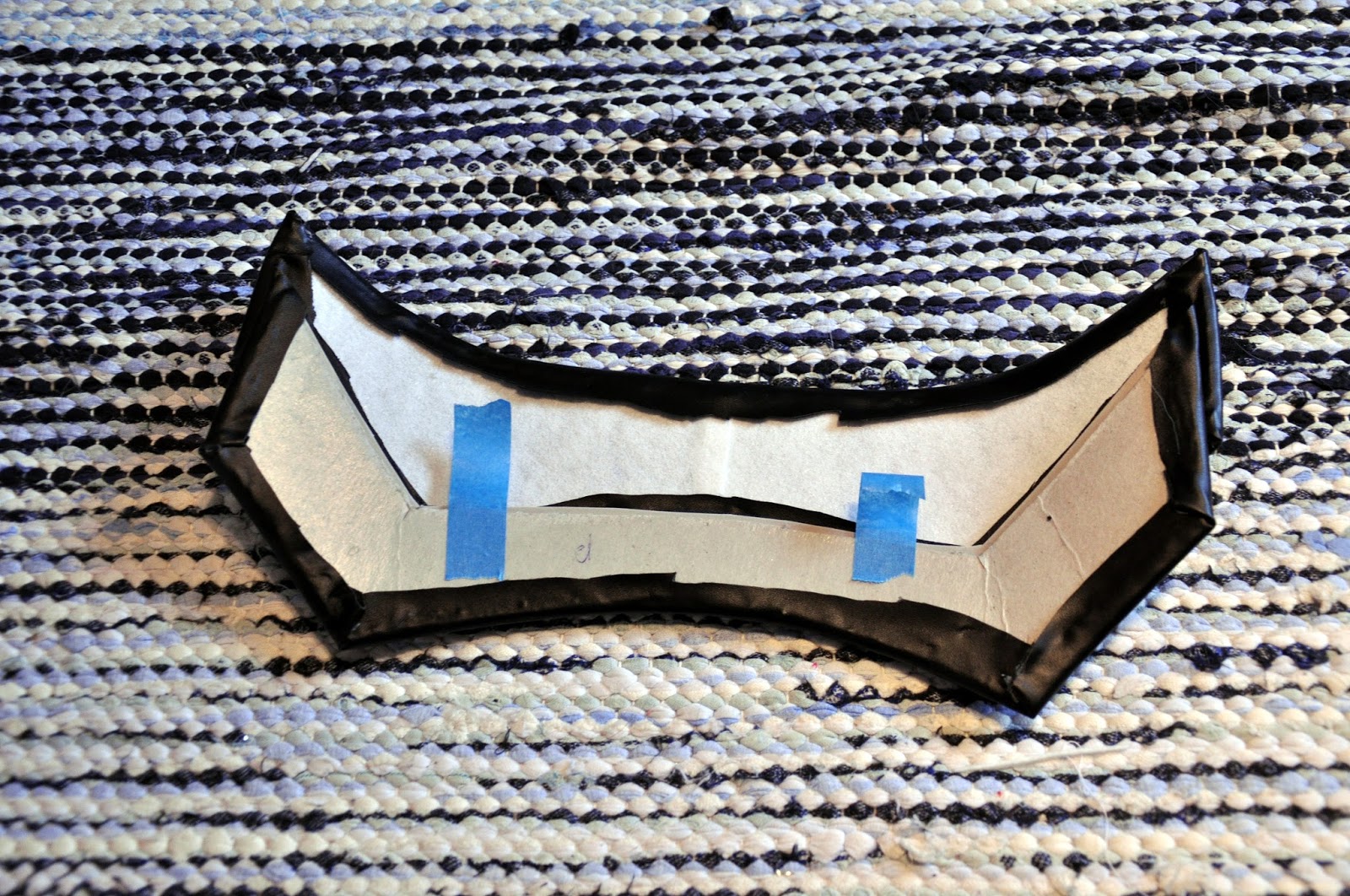 Casualty Cosplay: Armor from pulp board and fake leather for Yuma