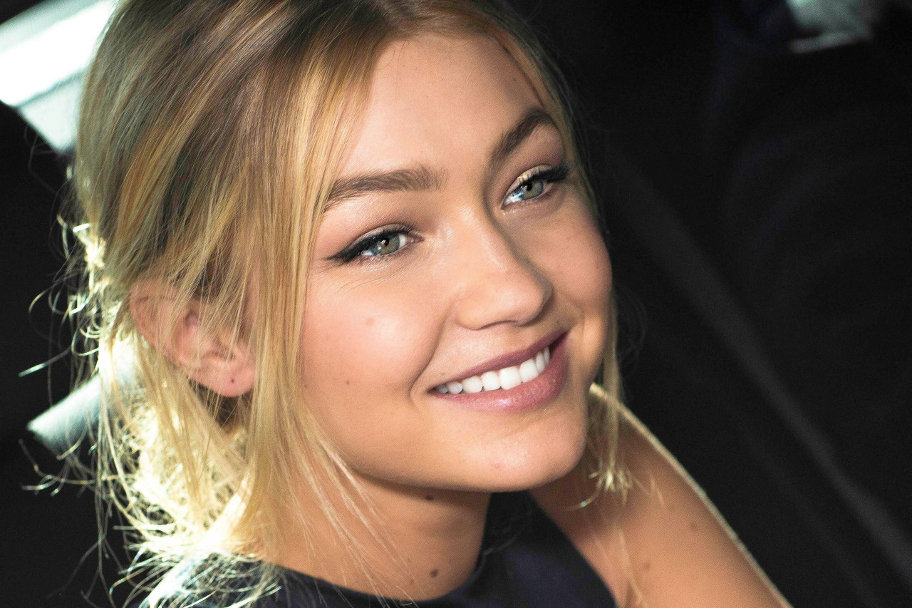 Gigi Hadid Cute Smile Wallpaper | Take Wallpaper