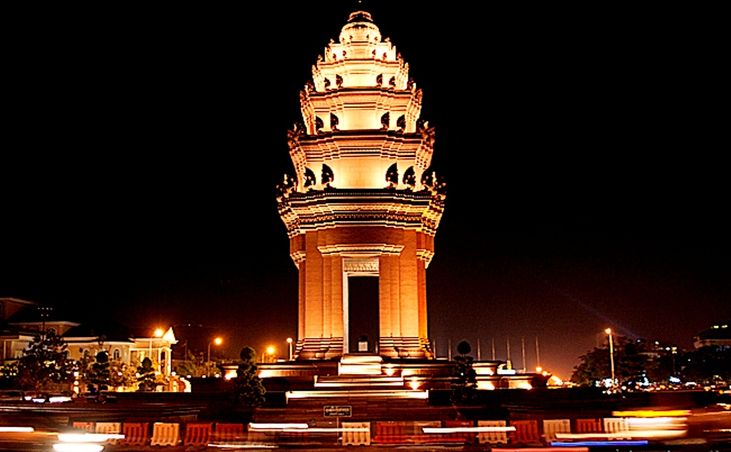 INDEPENDENCE MONUMENT (PHNOM PENH, CAMBODIA) VIMEAN EKAREACH - BOOKINGNOW