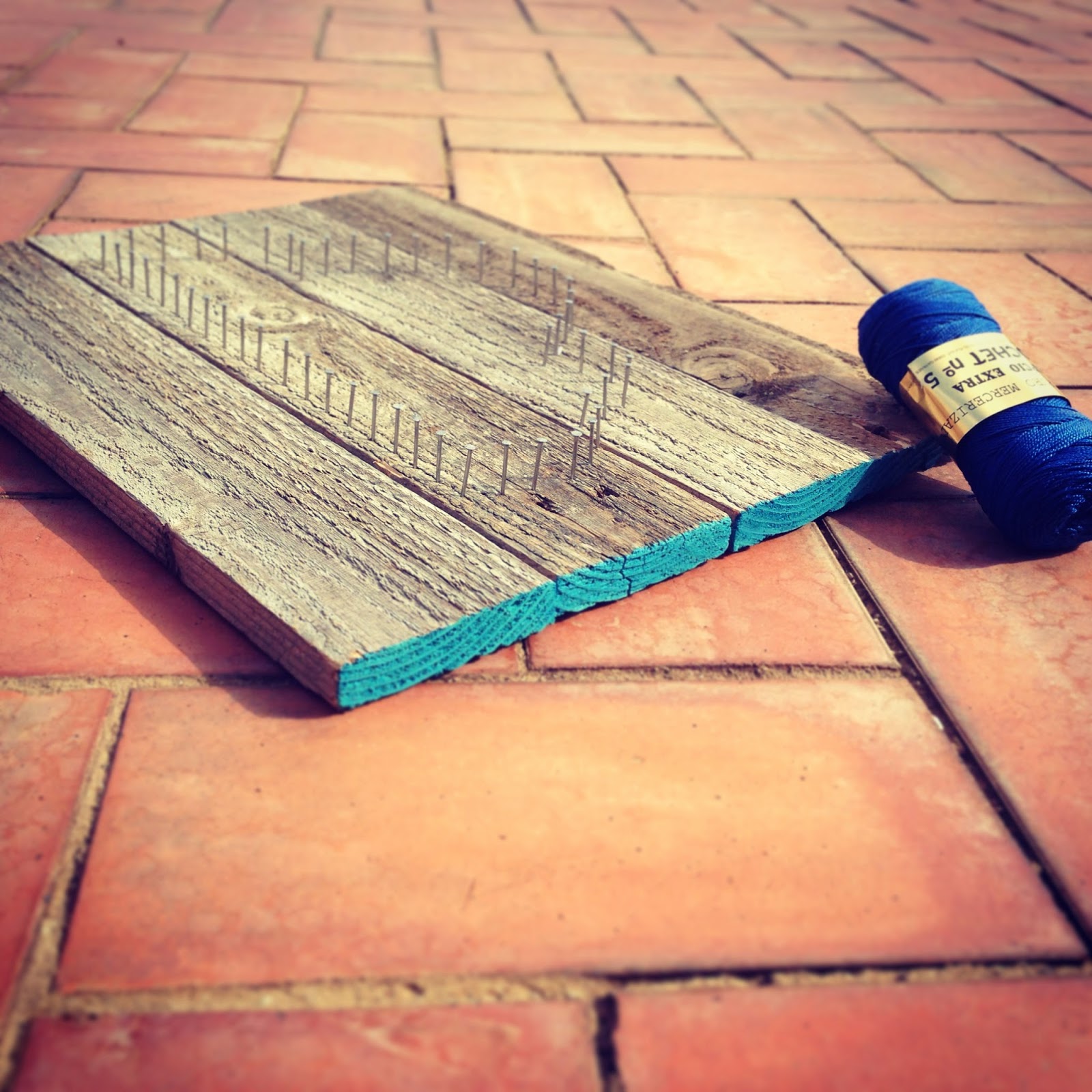 CUADRO CON MADERA Y CLAVOS - Rojosillón