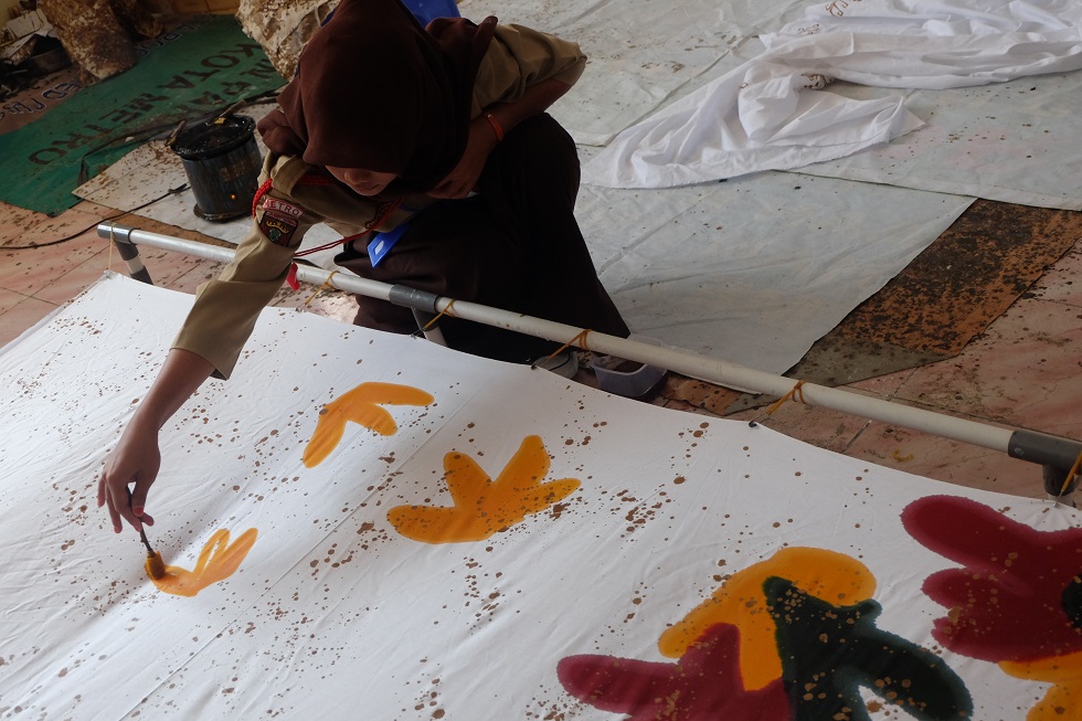 MENGENAL BATIK DENGAN TEHNIK CIPRAT DAN KUAS DI KOTA METRO. ~ DUNIAINDRA