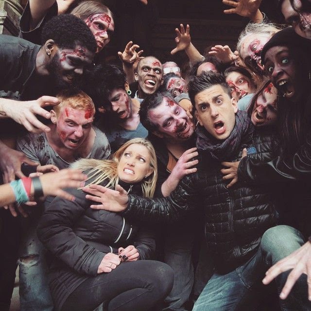 Candid camera: orda di Zombie in città pronta ad attaccarti. | ZOMBIE ...