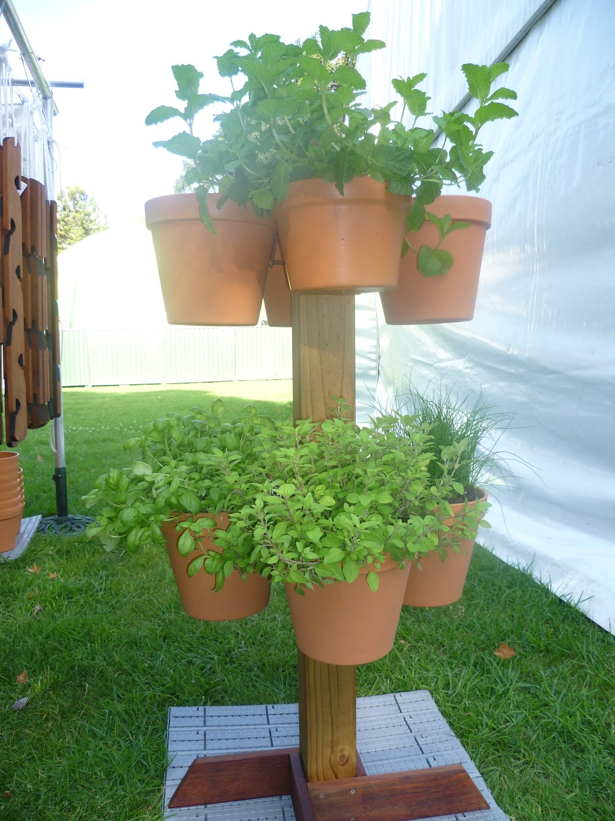 Vertical garden hangers: Pot Clips