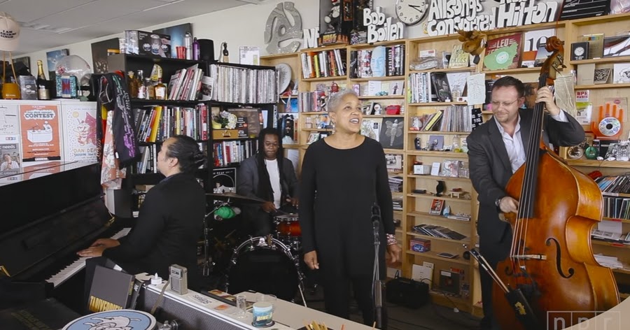 Cantora René Marie foi a atração da vez no NPR Music Tiny Desk Concert