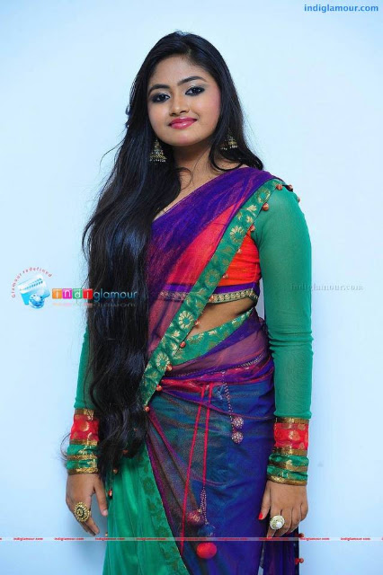 Hot actress: Shalin shanu's fleshy navel show