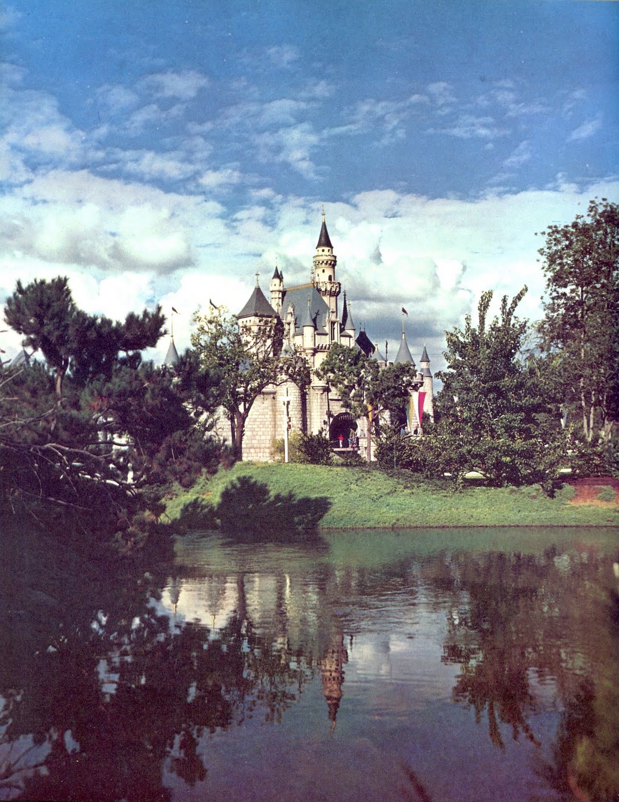 Meet The World: August 1973 - Disneyland 's New Sights & Bright Lights!