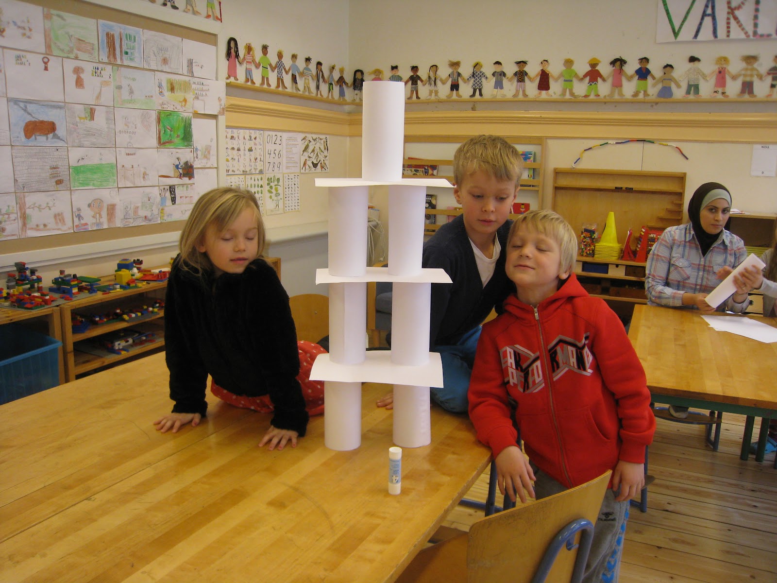 HJÄRTAT: Hur högt torn kan vi bygga av 10 papper och ett limstift?