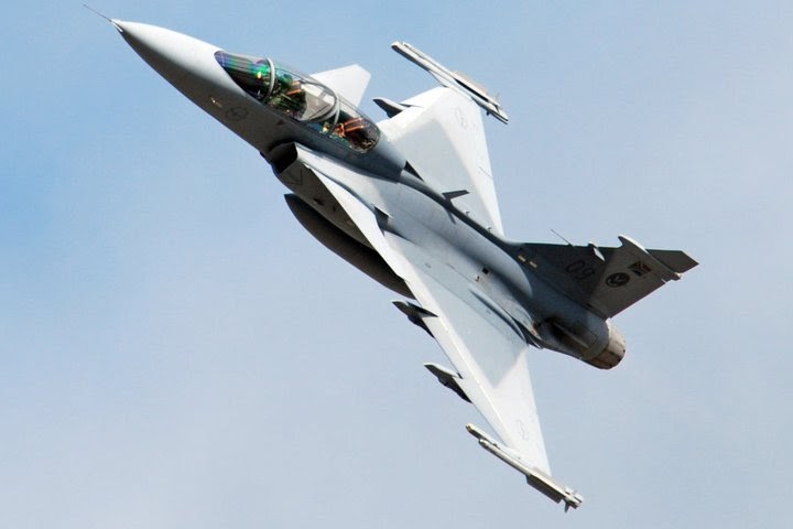 THAIDEFENSE-NEWS: First Female Gripen Pilot