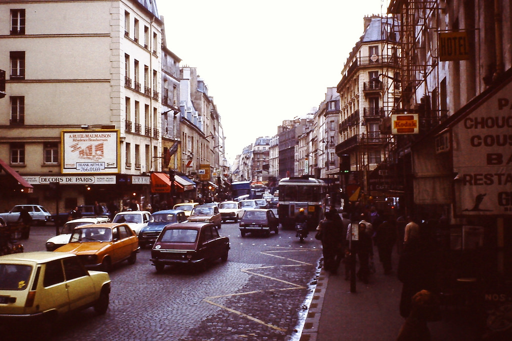80 Fascinating Color Photographs Document Street Scenes of Paris During ...