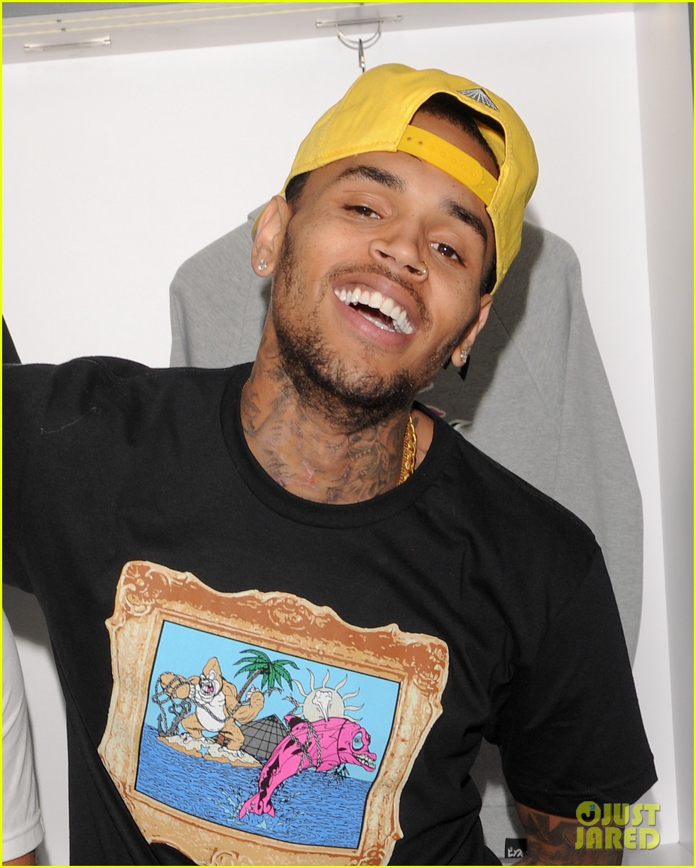 Mááry: [Fotos & Video]Chris Brown: Pink+Dolphin Em loja Meet & Greet!