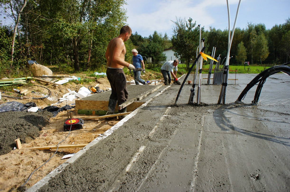 A-namas. Statome patys: Plokštuminio pamato betonavimas