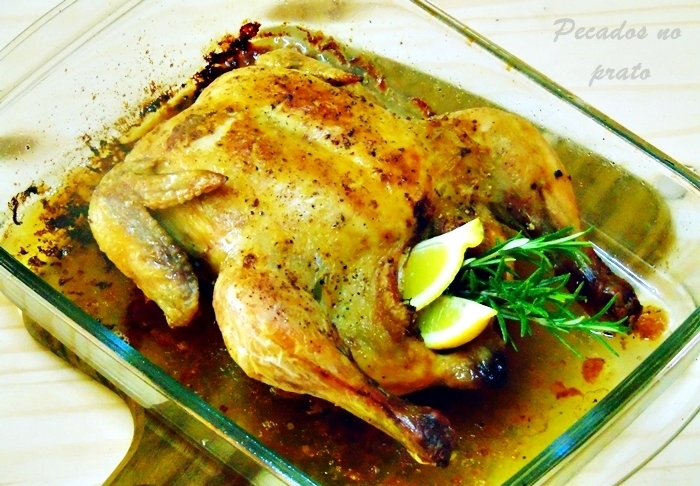 Frango assado simples - Receitas de pecados no prato