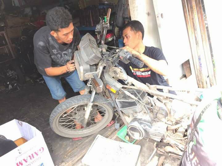 BIKIN HARU ...Sekelompok Anak Muda Membantu Bapak Ojek Online GOJEK ...