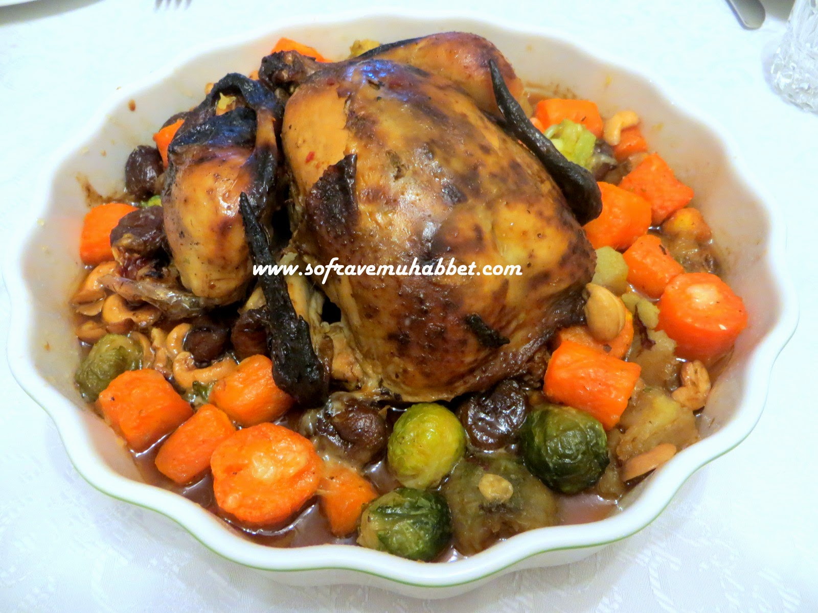 Sofra ve Muhabbet: FIRINDA SOSLU BÜTÜN TAVUK – SEBZE GARNİTÜR İLE