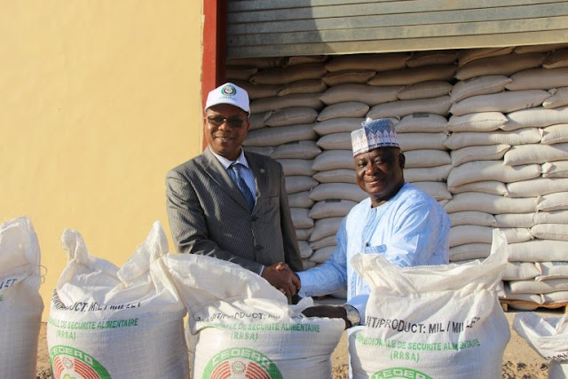 FALADEPAPAGAIO : CEDEAO fornece 5.000 toneladas métricas de cereais à ...